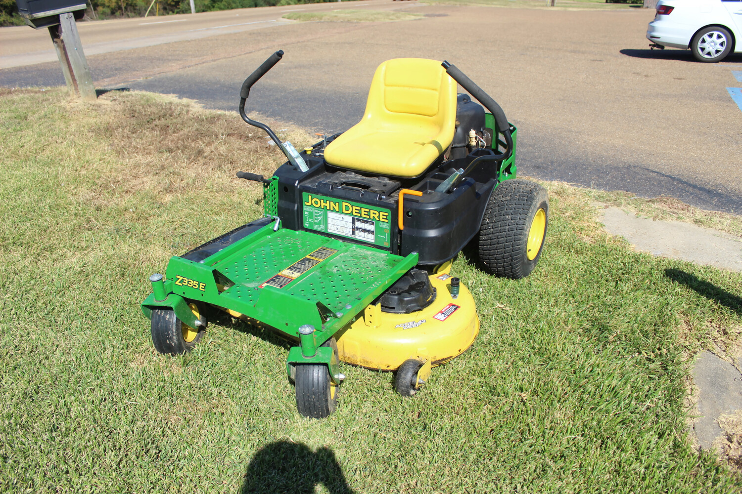 John Deere Z335E ZTrak 20-HP V-twin Dual Hydrostatic 42-in Zero-turn ...